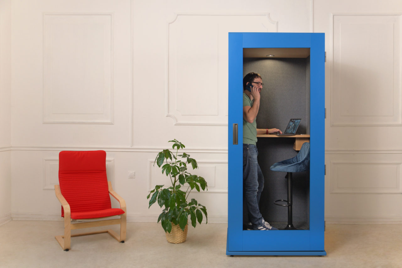 Phone booths in your custom colours: outfit your open space!